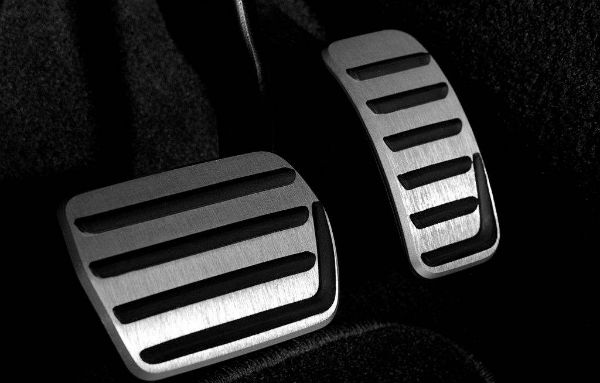 离合制动油门三个位置怎么判断？离合器刹车油门位置详解 【图】_电动邦